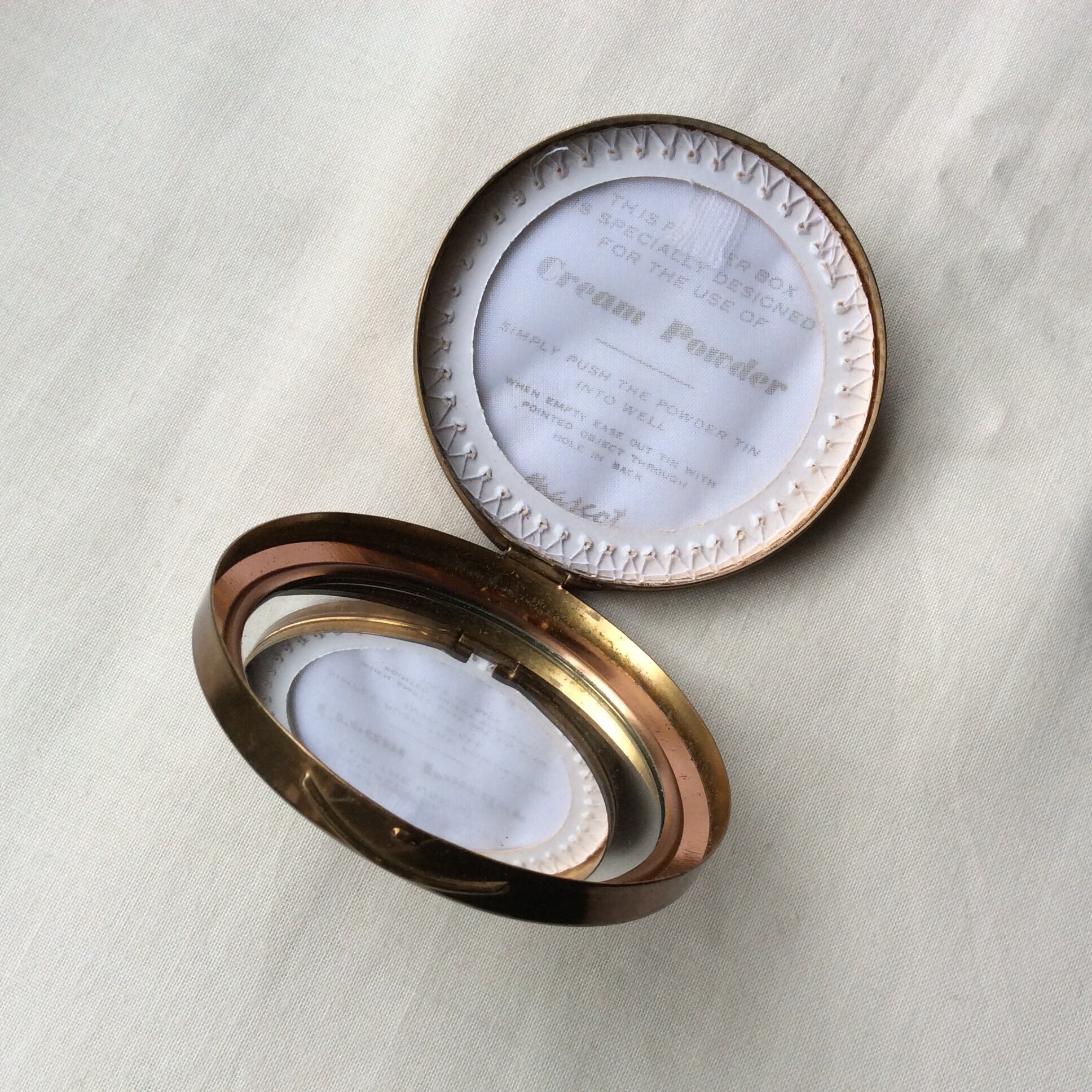 Vintage Mid Century Powder Compact. Mascot Powder Compact. | Etsy