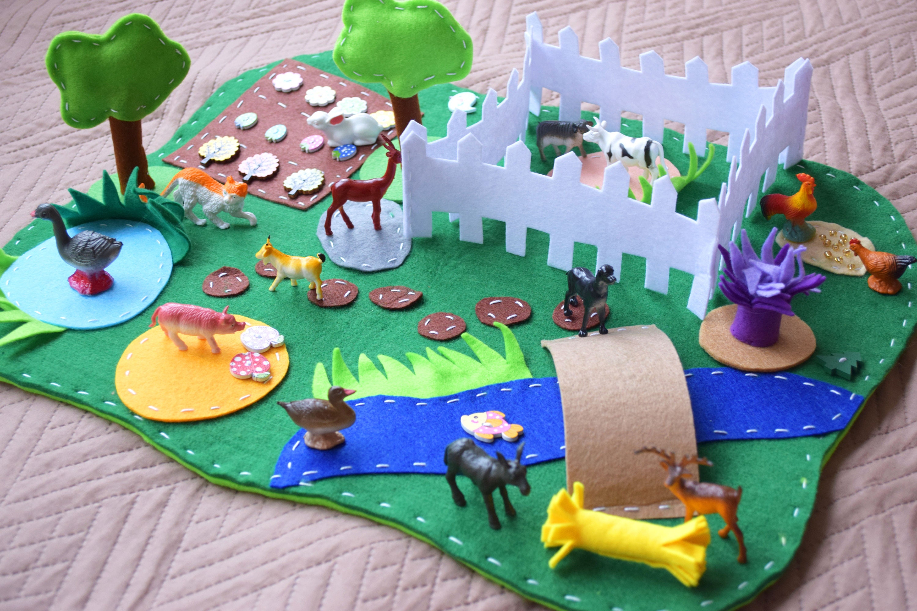 Farm Felt Play Mat 14 Animals Barnyard Play Flannel Set Small World for ...