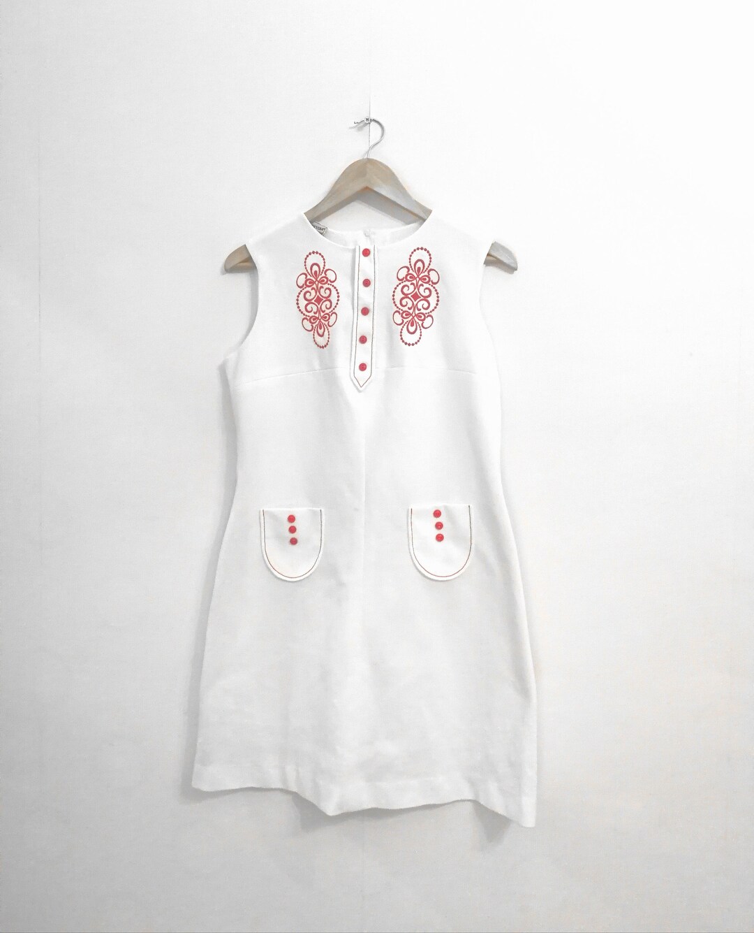 Short Sleeveless White Mod Dress With Decorative Pockets Buttons and ...