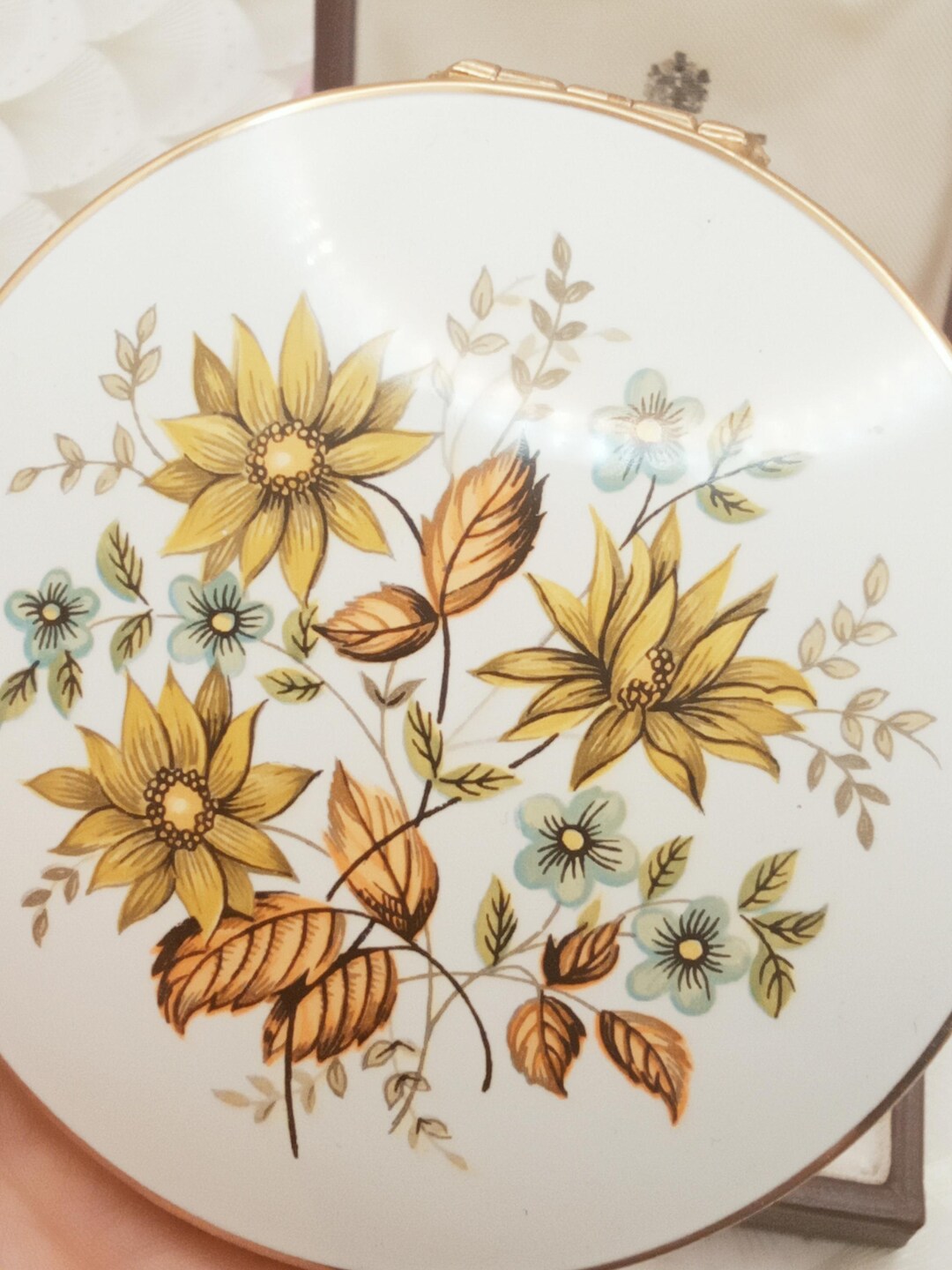 1960s Stratton Flower Designwhite Enamel Powder Compact 8cm Gift for ...