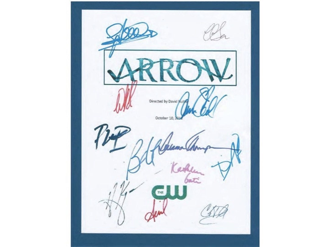 Arrow Pilot Episode TV Script Signed Autographs: Stephen Amell, Katie ...