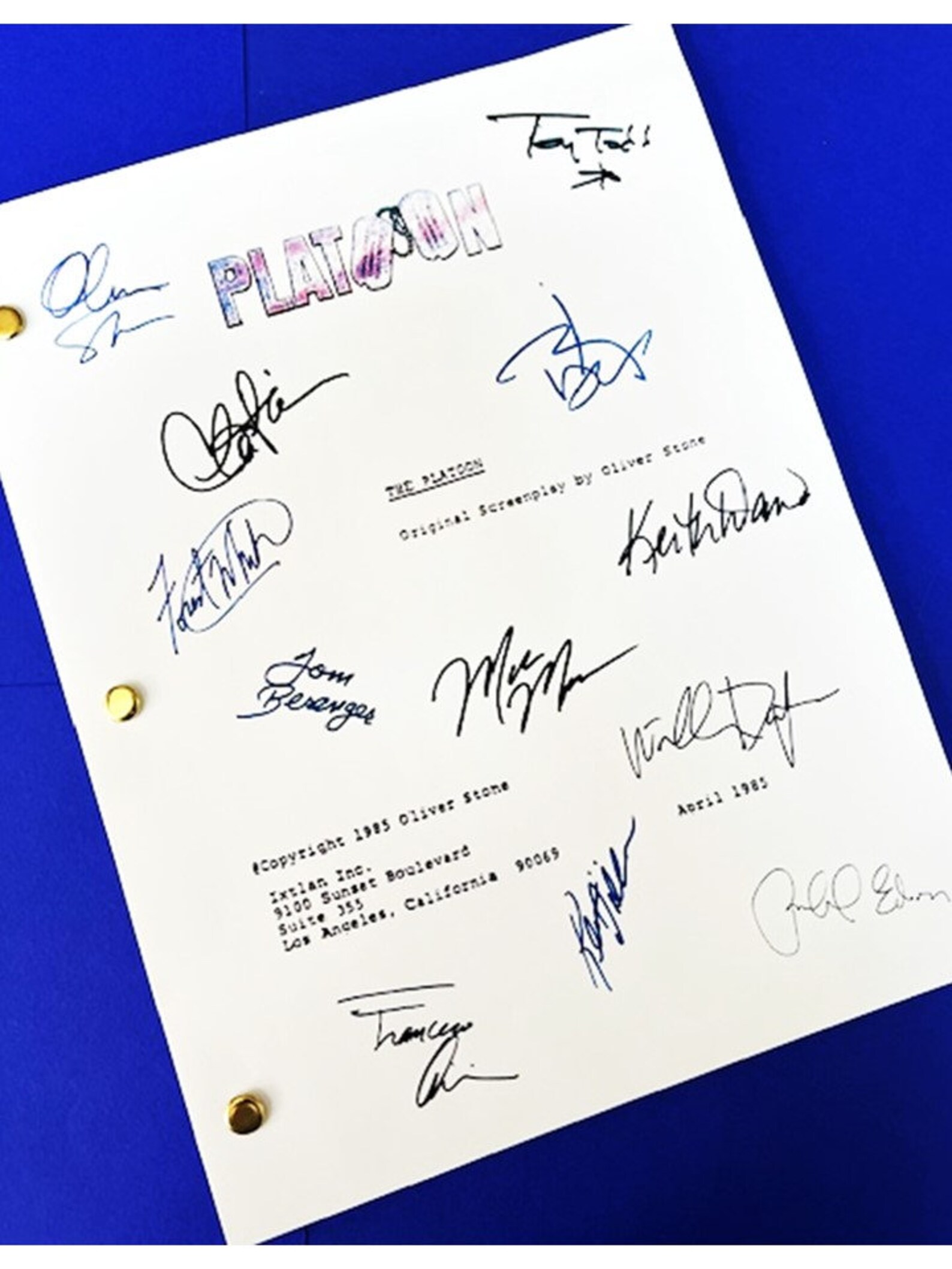 PLATOON Movie Script Signed Charlie Sheen, Tom Berenger, Willem Dafoe ...