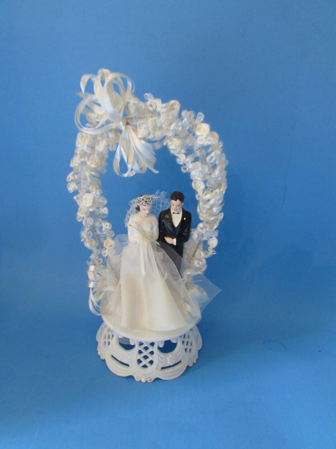Vintage Cake Topper Wedding Cake Bride and Groom Beribboned Arch White ...