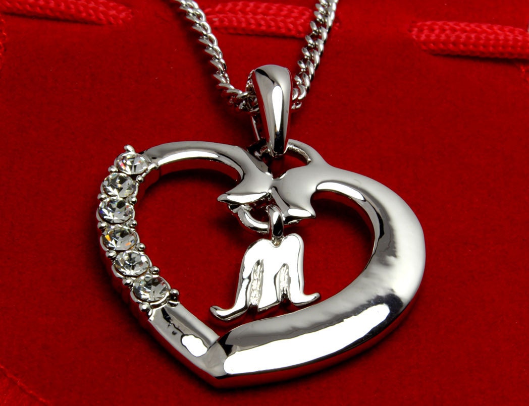 Collar de la M inicial en oro blanco de 18K de corazón plateado ...