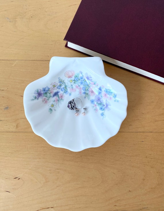 wedgwood shell shaped dish - Gem