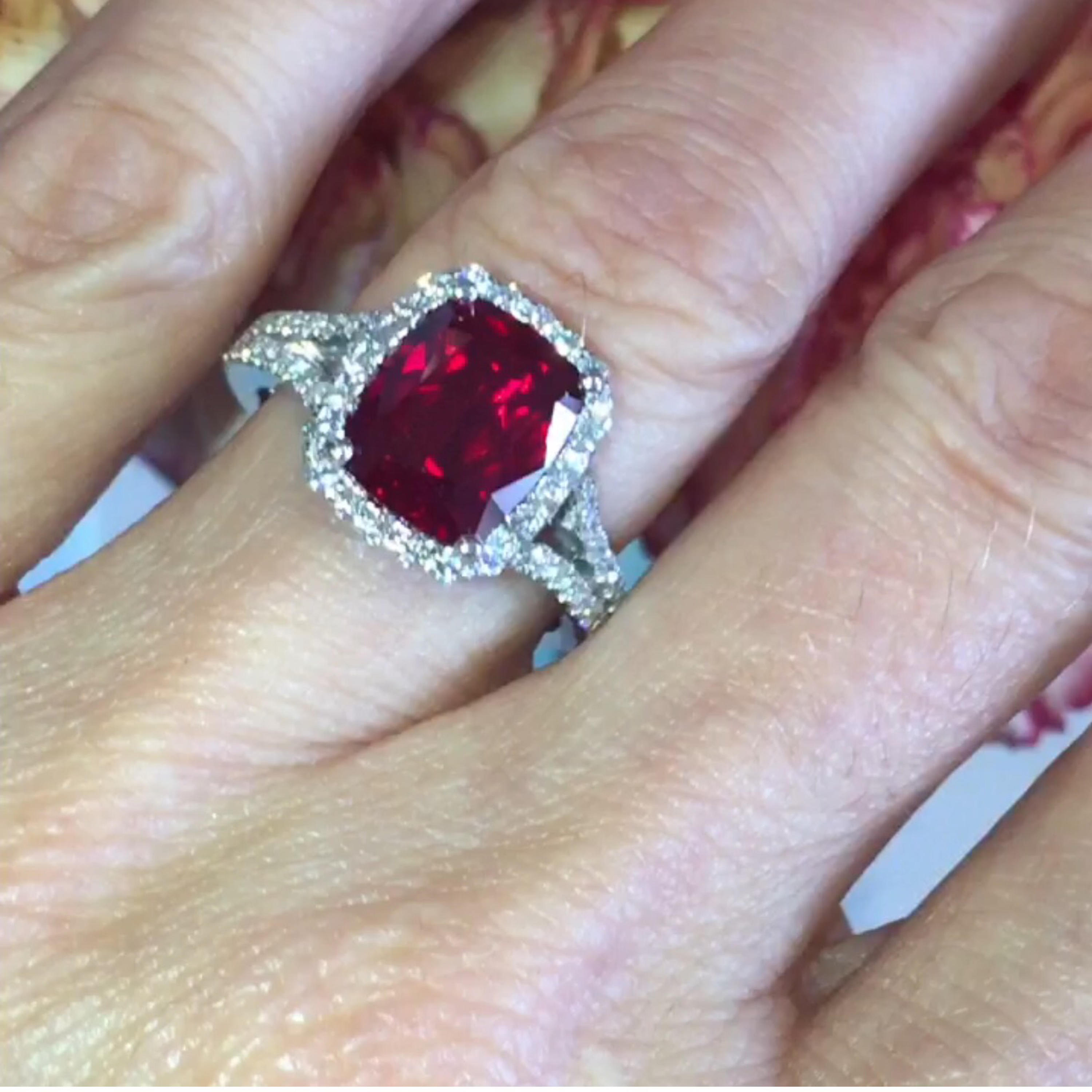 Wohnheim Schleier Tafel Cushion Cut Ruby Ring Stickerei Moderator Gnade