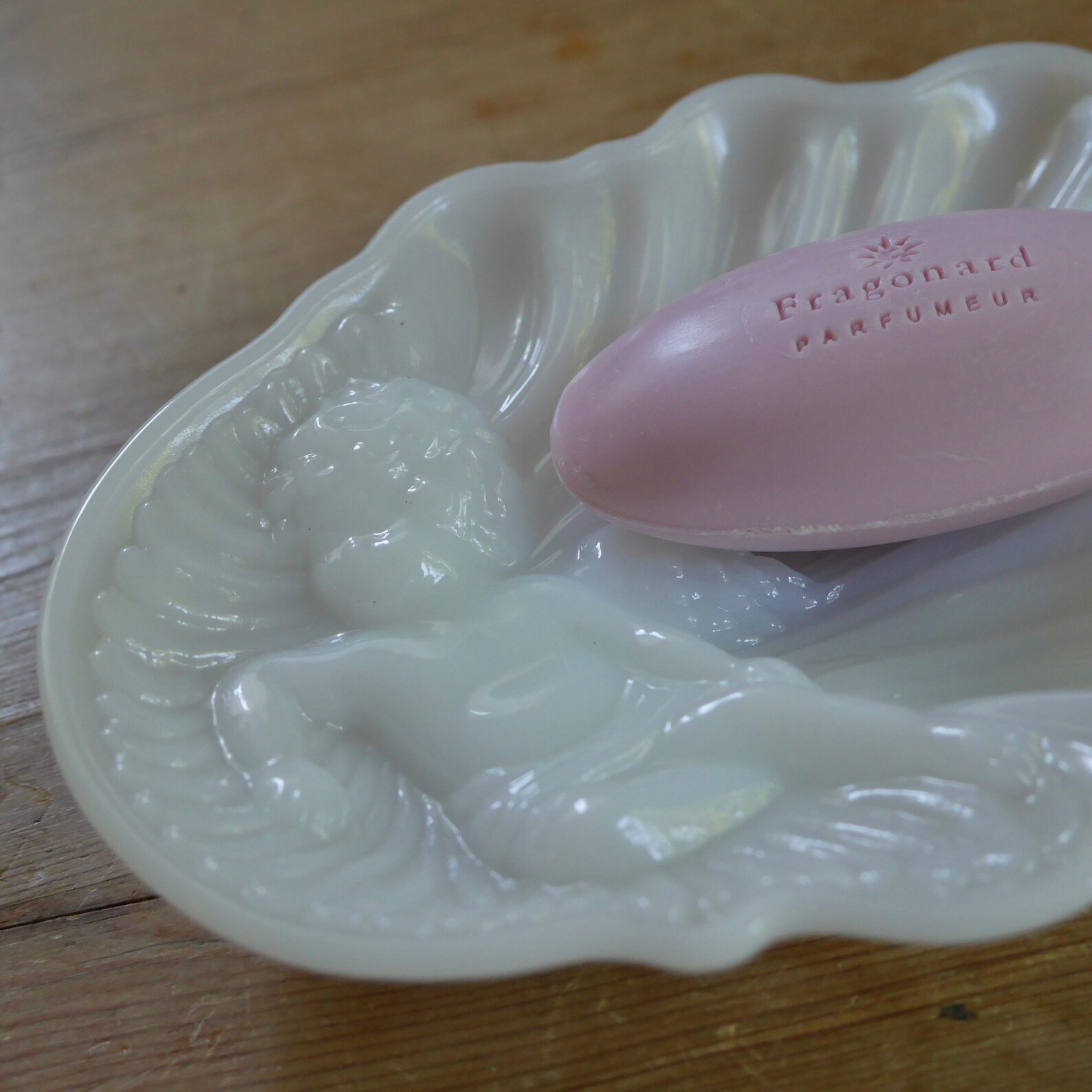Avon White Milk Glass Sea Shell Angle Soap Dish / Vintage Avon - Etsy