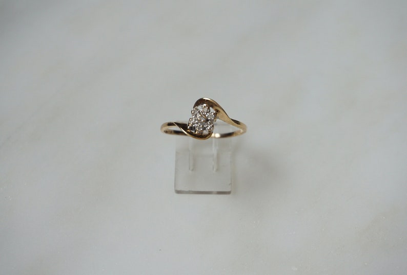 Diamond Cluster Ring / Vintage Estate 10K Gold 0.07TCW Diamond Flower ...