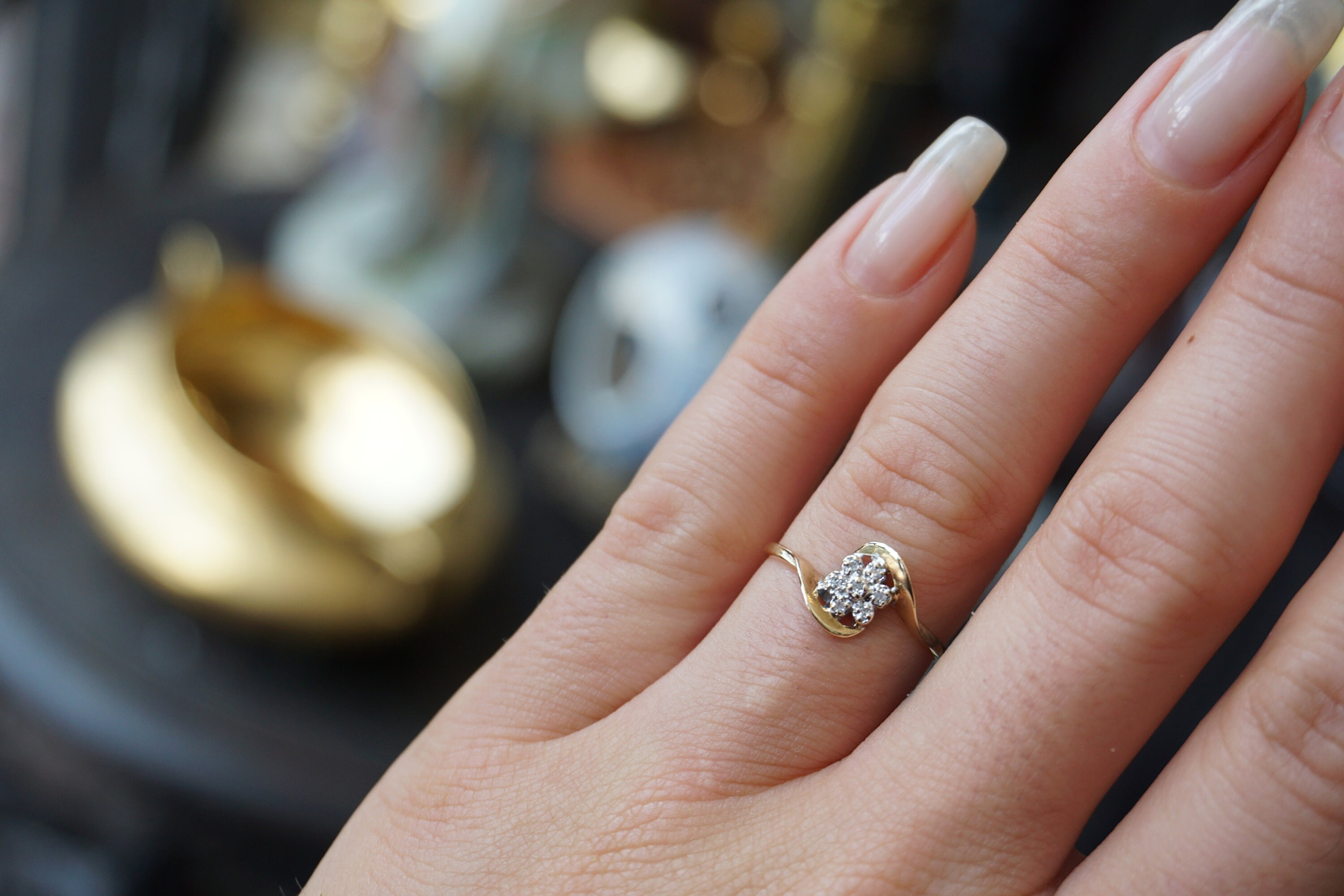 Diamond Cluster Ring / Vintage Estate 10K Gold 0.07TCW Diamond Flower ...