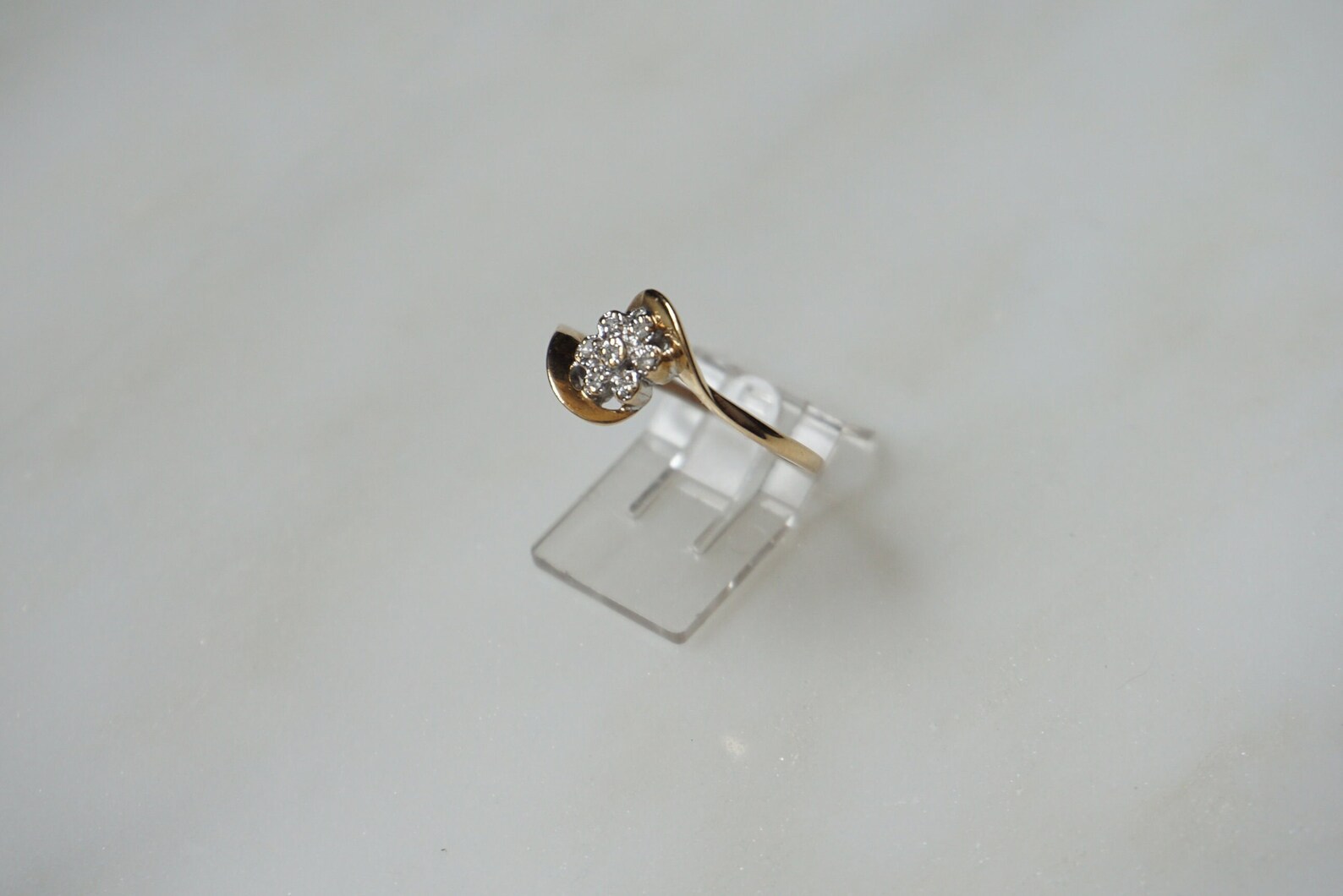 Diamond Cluster Ring / Vintage Estate 10K Gold 0.07TCW Diamond Flower ...