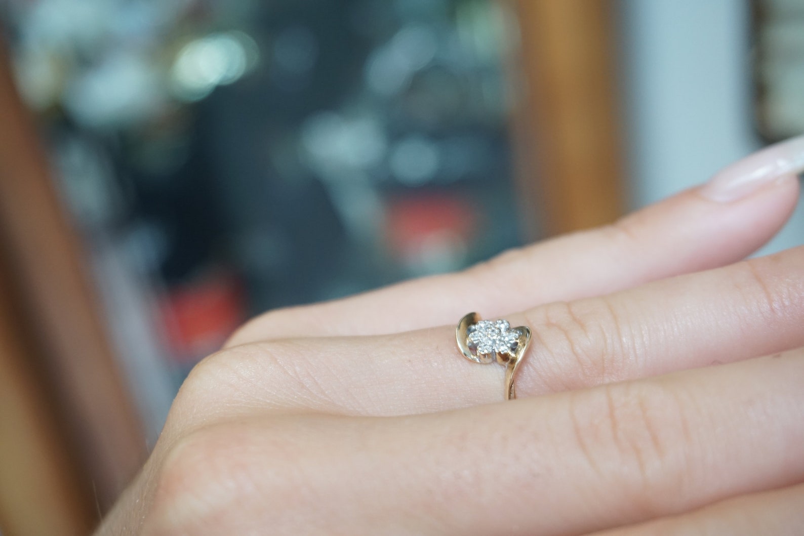 Diamond Cluster Ring / Vintage Estate 10K Gold 0.07TCW Diamond Flower ...