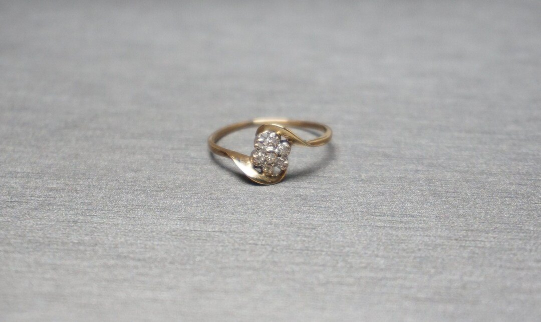Diamond Cluster Ring / Vintage Estate 10K Gold 0.07TCW Diamond Flower ...