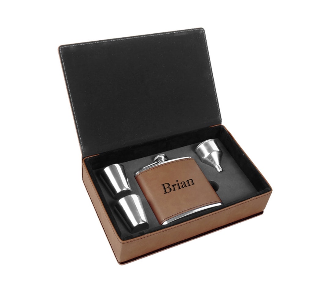 Groomsman Custom Engraved Leatherette Flask Set with Shot - Etsy España