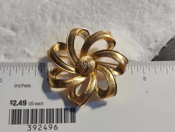 Marked Trifari Ribbon Flower Brooch Shiny Gold and Te… - Gem