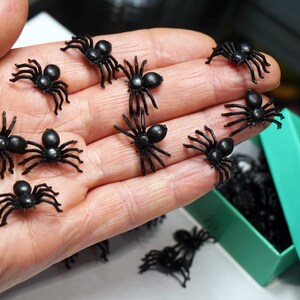 BLACK SPIDERS for HALLOWEEN Craft Small Halloween Spiders Charms Slime ...