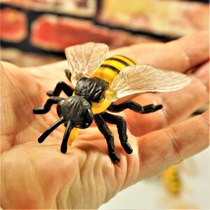 Big Honey Bee Detailed Figurine, LIFELIKE HALLOWEEN Bee INSECT ...