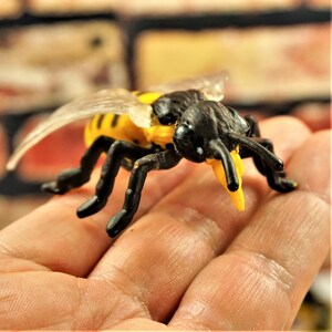 Big Honey Bee Detailed Figurine, LIFELIKE HALLOWEEN Bee INSECT ...