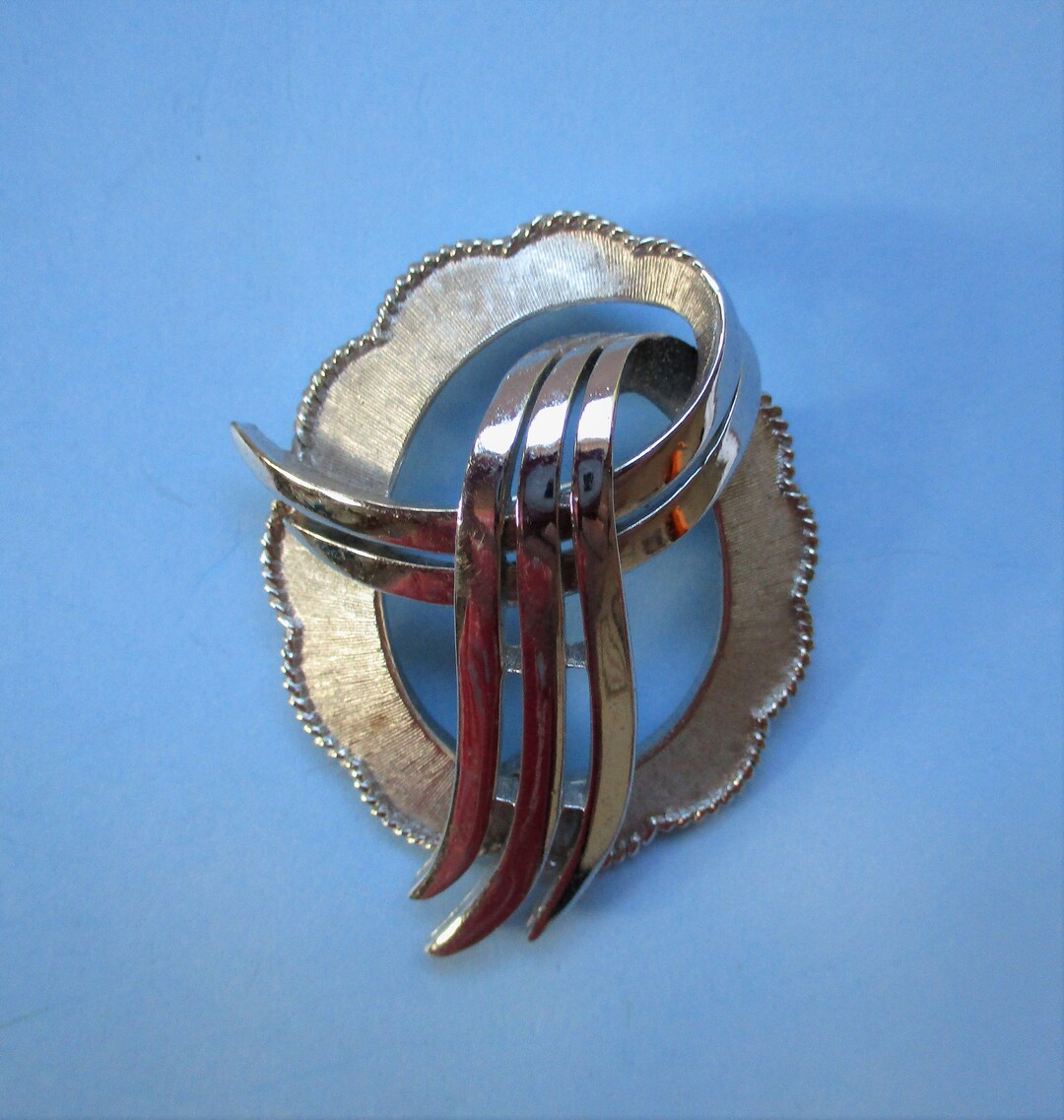 Beautiful Trifari Brooch, Vintage Silver Tone Wreath & Ribbon Textured ...