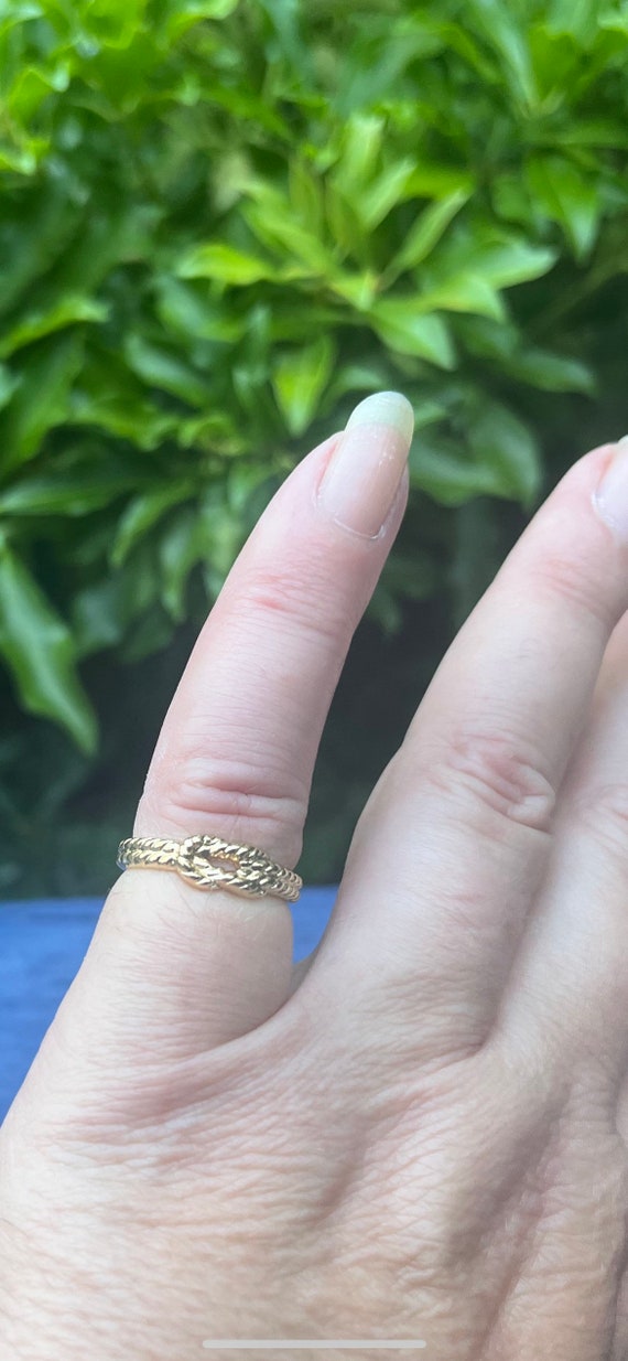Pretty Avon -1980s Gold Knot Pinky Ring - Gem
