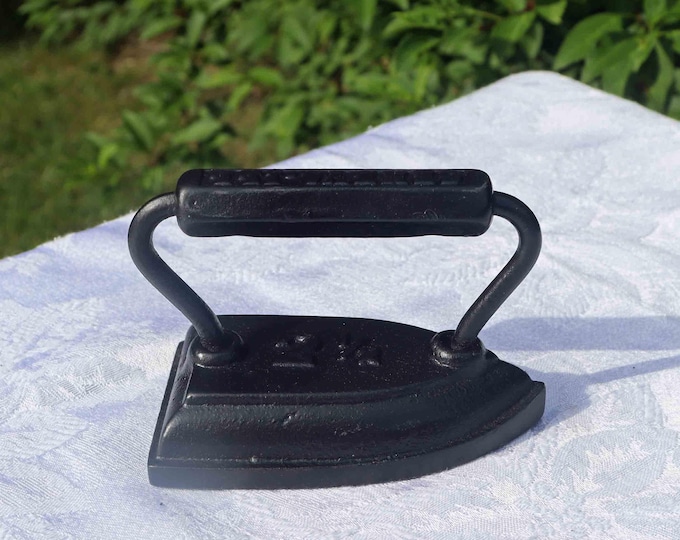 Vintage Sad Iron Geneva IIL. No 2 1/2 ,painted Black, Antique, Ironing ...