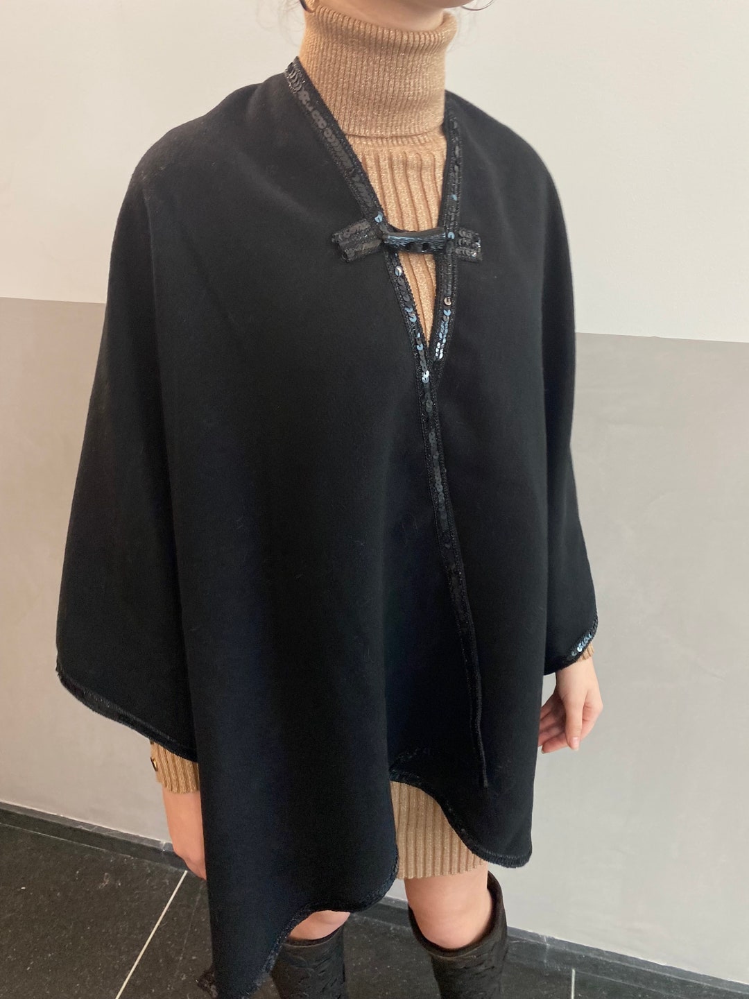 ELEGANT WOMEN PONCHO Artisinal Poncho Classic Black Shawl Winter Poncho ...