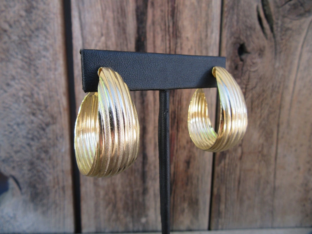 Brincos de argola em tom dourado dos anos 90 Brincos de argola ovais ...