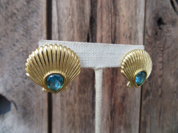 90s Earrings | Gold Tone Chunky Shell Shape Earrings … - Gem