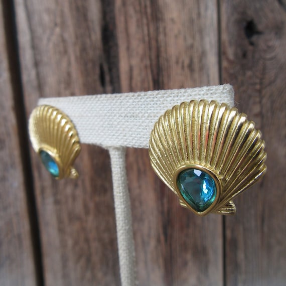 90s Earrings | Gold Tone Chunky Shell Shape Earrings … - Gem