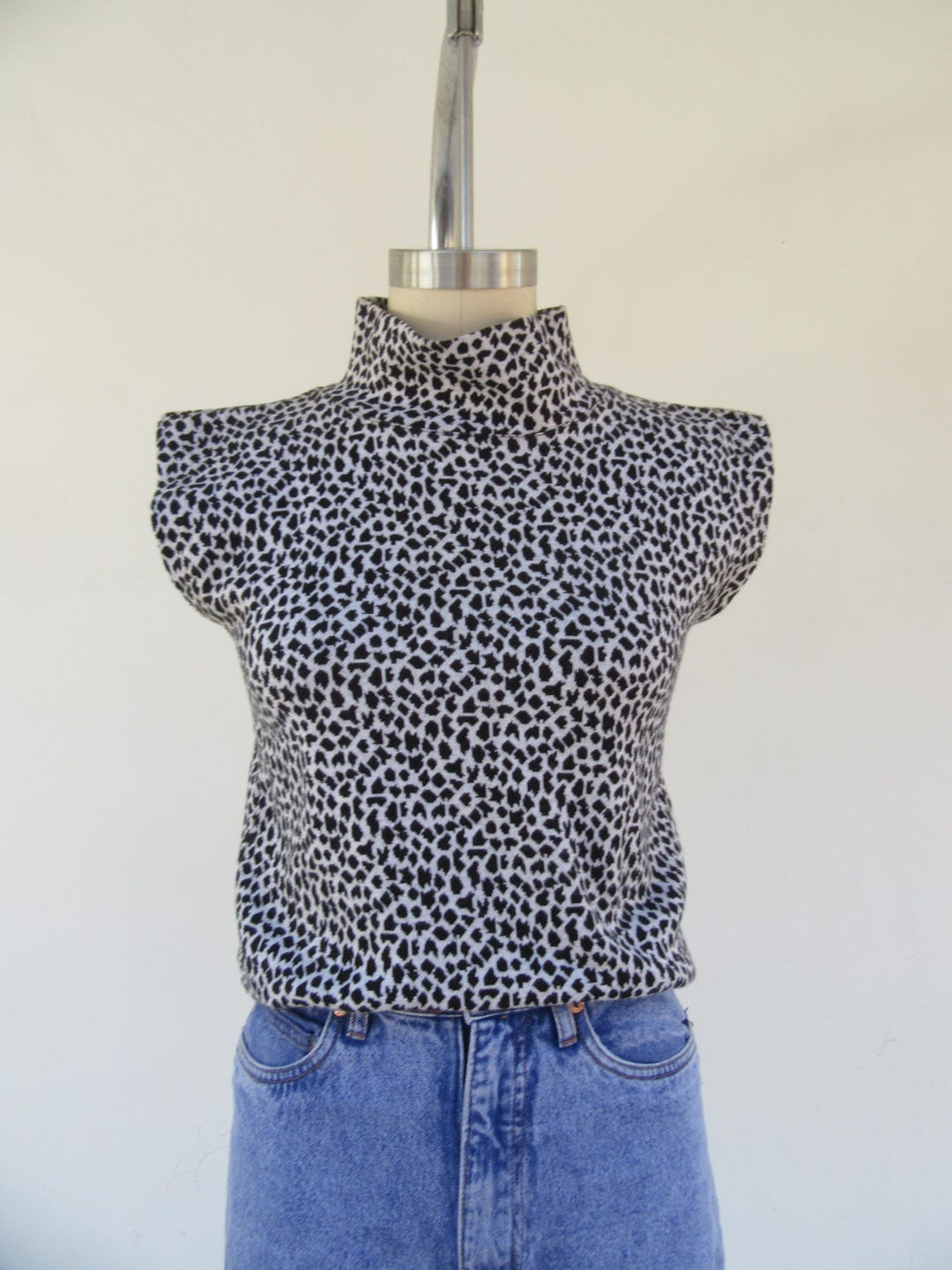 90s ADRIENNE VITTADINI Geo Leopard Print Sleeveless High Neck Knit Top ...