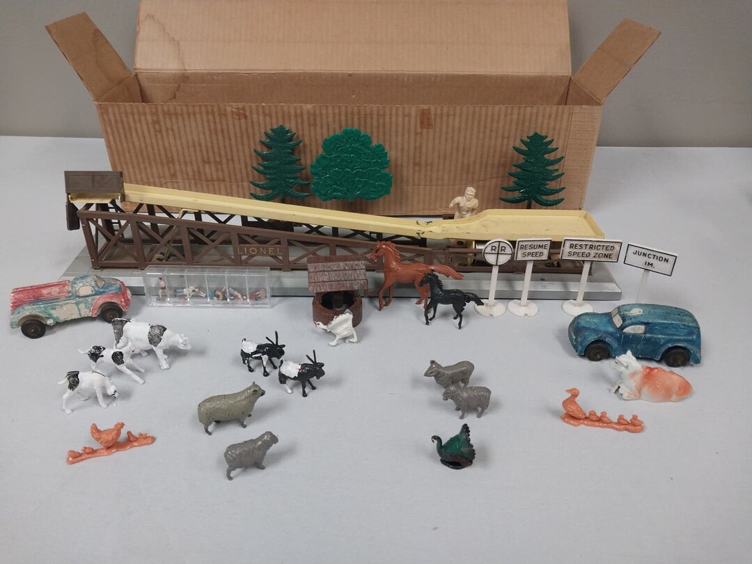 Vintage Lionel Trains 362 Front Barrel Loader Farm Animals Cars Trees ...