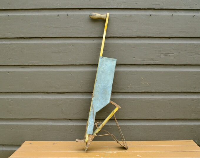 Antique Corn Seeder, Acme Segment Corn Seeder, Agricultural Artifact ...