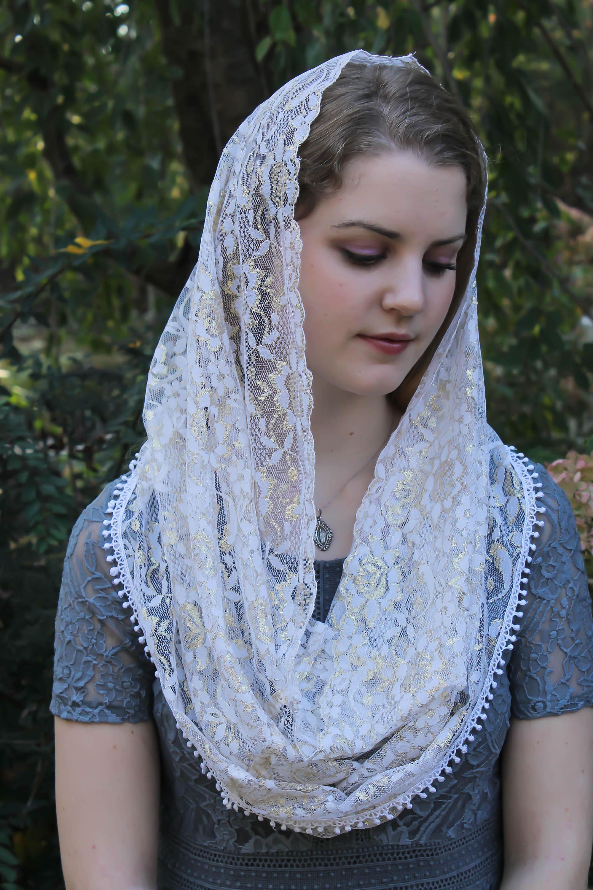 Evintage Veils~ Lovely Soft White & Gold Chantilly Lace Traditional ...