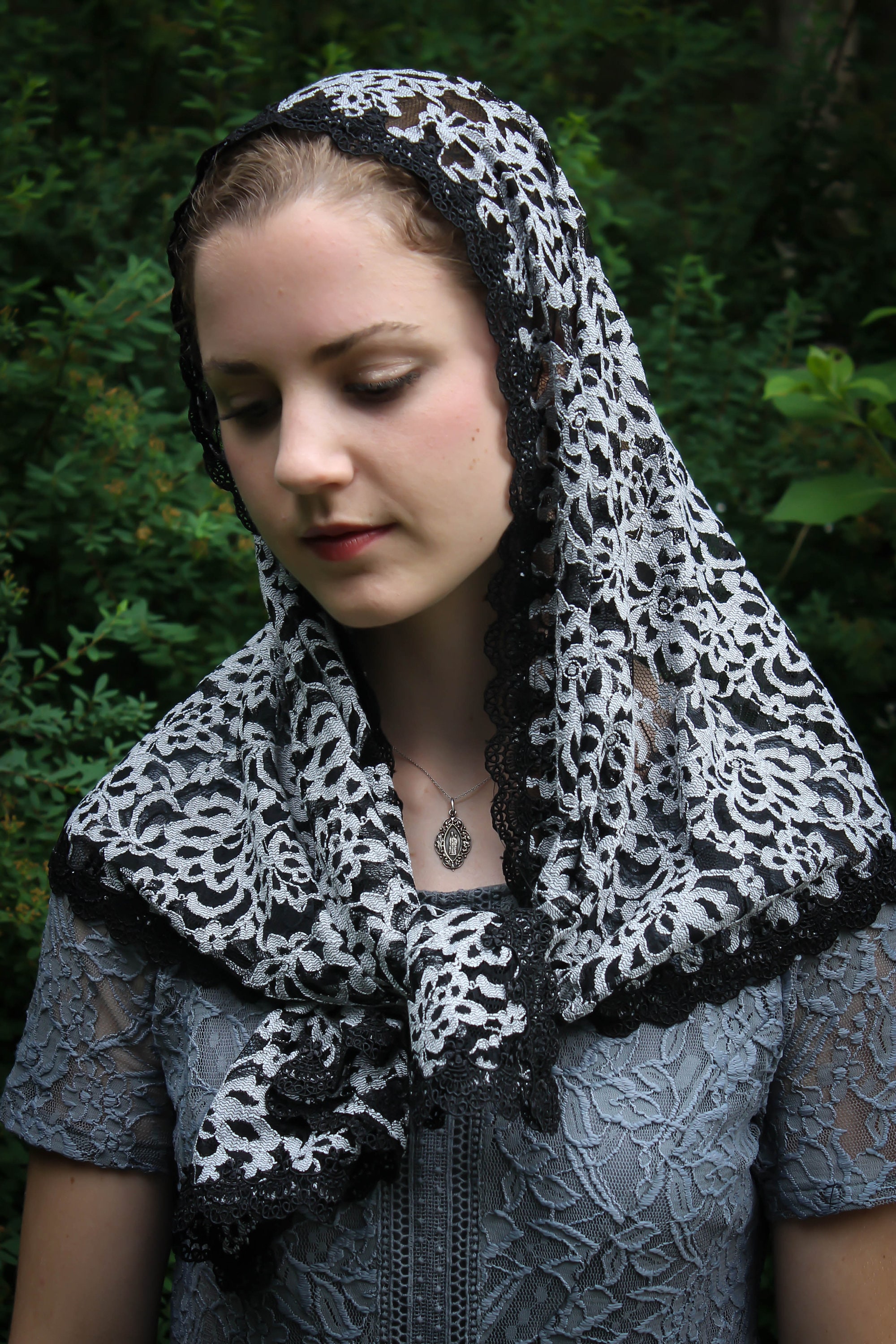 Evintage Veils~ Traditional Gray & Black Floral Knit Lace Trim Vintage ...