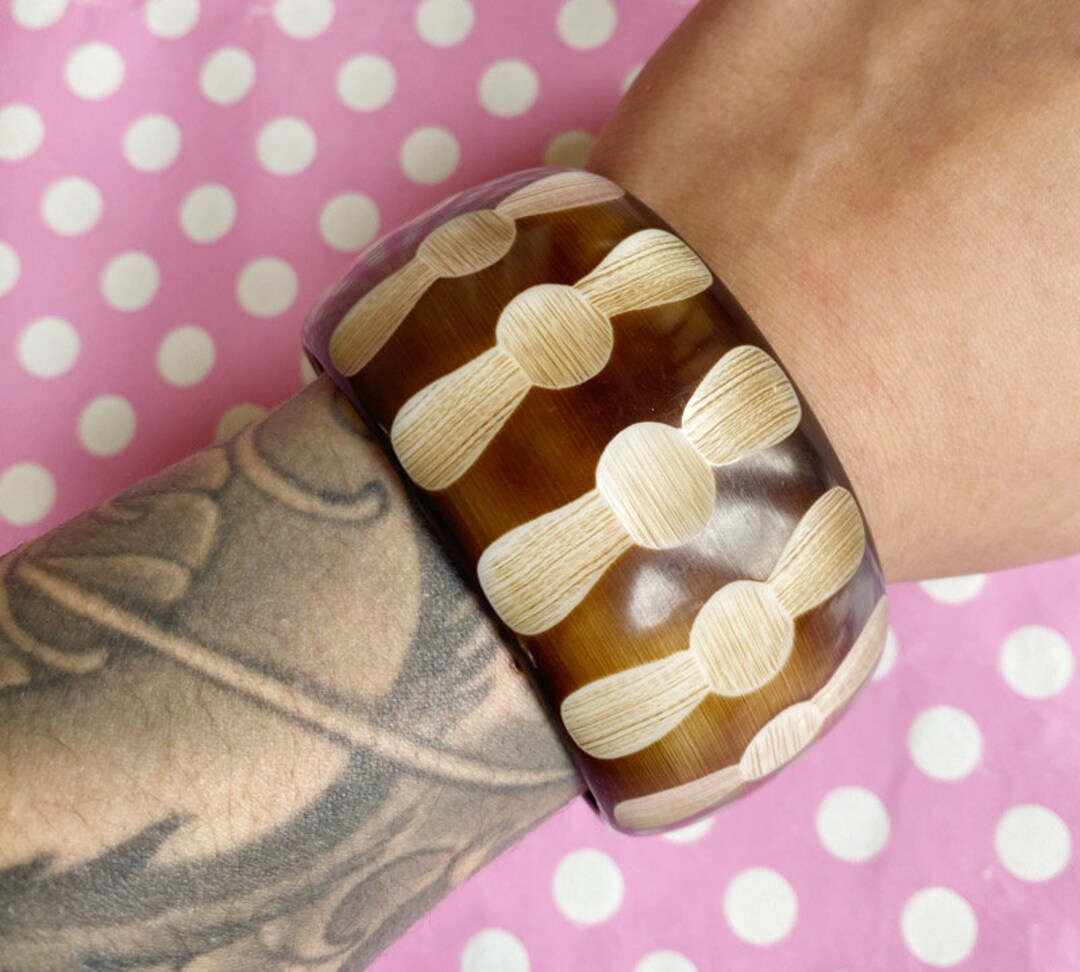 Vintage 70s Brown Carved Bangle - Etsy