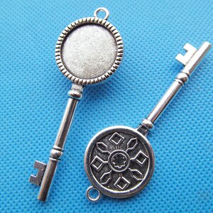 Heavy Antique Silver Tone/antique Bronze Filigree Key Pendant Charm ...