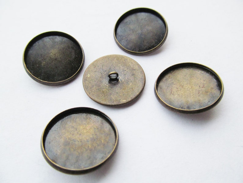 Bronce antiguo blanco redondo encanto hallazgo base de ajuste - Etsy España