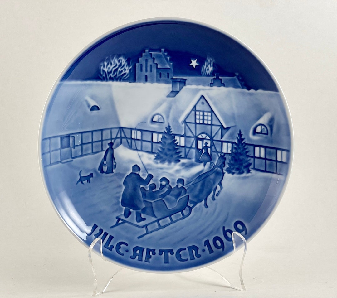 1969 Bing & Grondahl Christmas Plate: "til Jul I Proestegarden ...