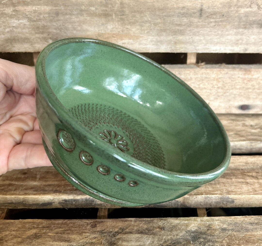 Pottery Garlic Grating Bowl With Herb Stripper - Green Daisy Garlic ...