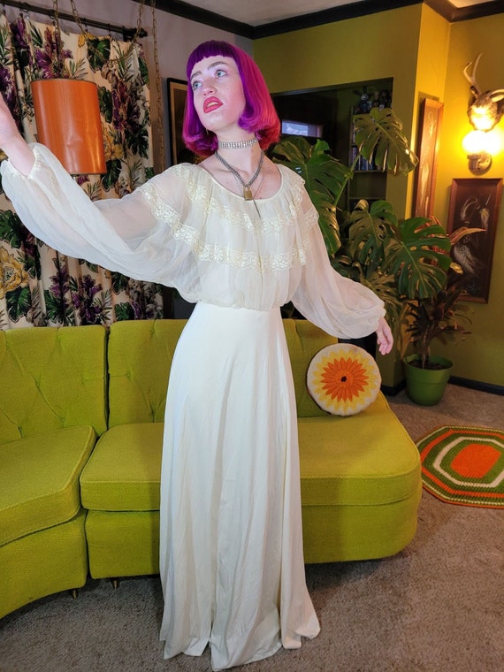 vintage ghost bride flowing - Gem