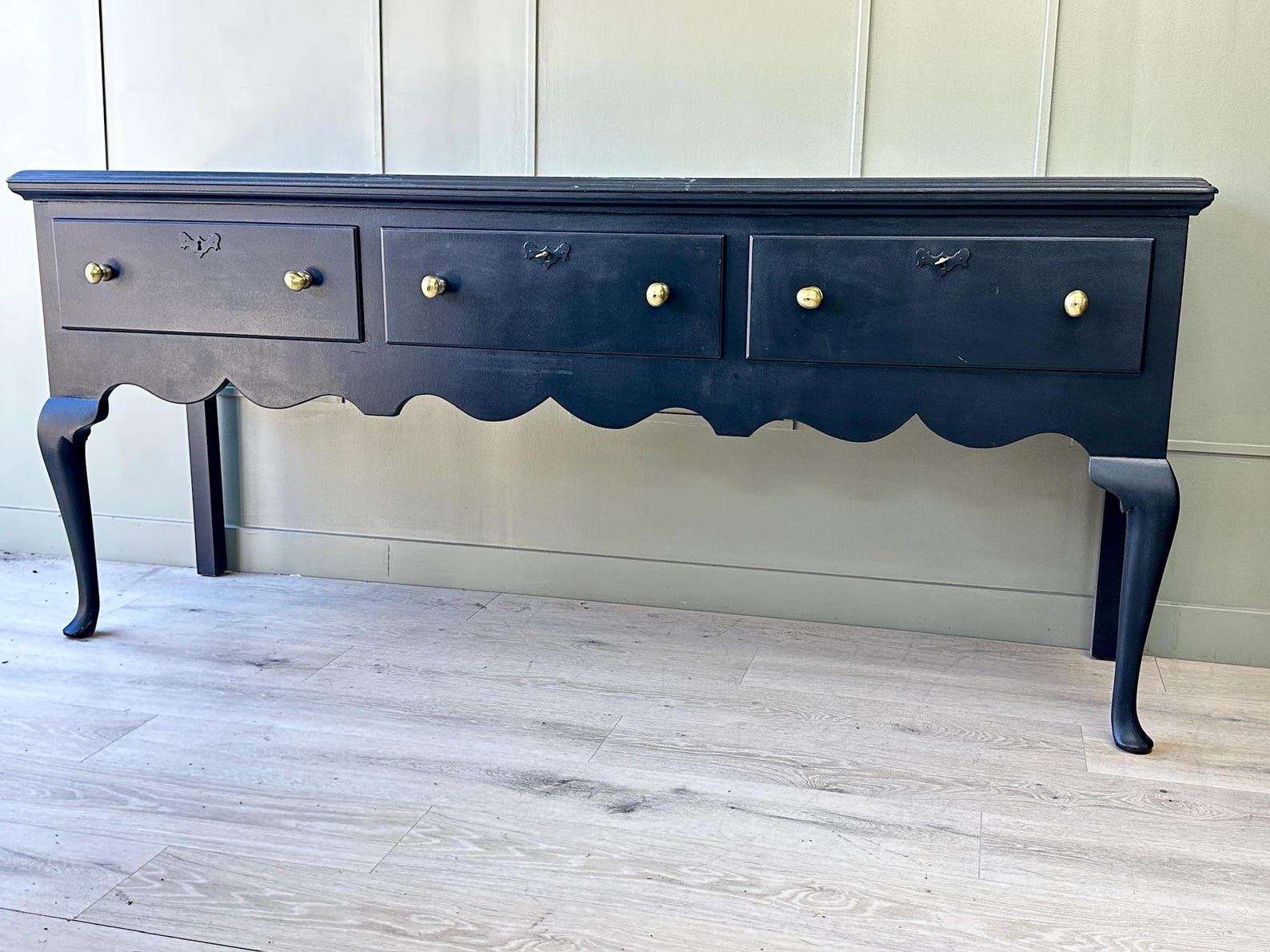 CUSTOMIZABLE Scallop Trim Buffet/console *new Custom Lacquer Included ...