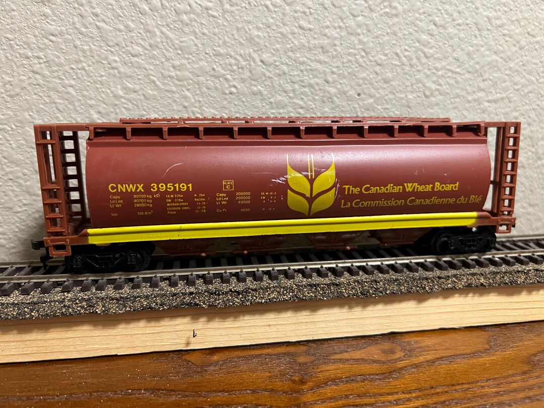 HO Scale Canadian Wheat Board Cylindrical Covered Hopper Car by Model ...