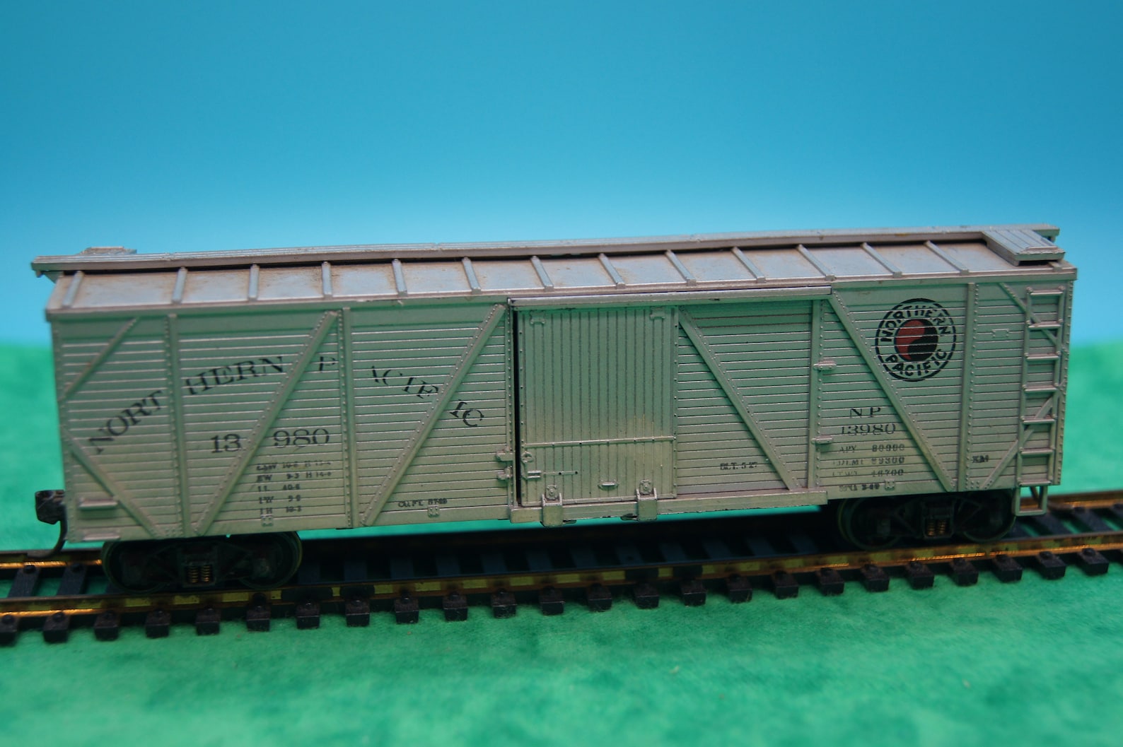 HO Scale Northern Pacific 40' Ft Box Car 13980 by | Etsy