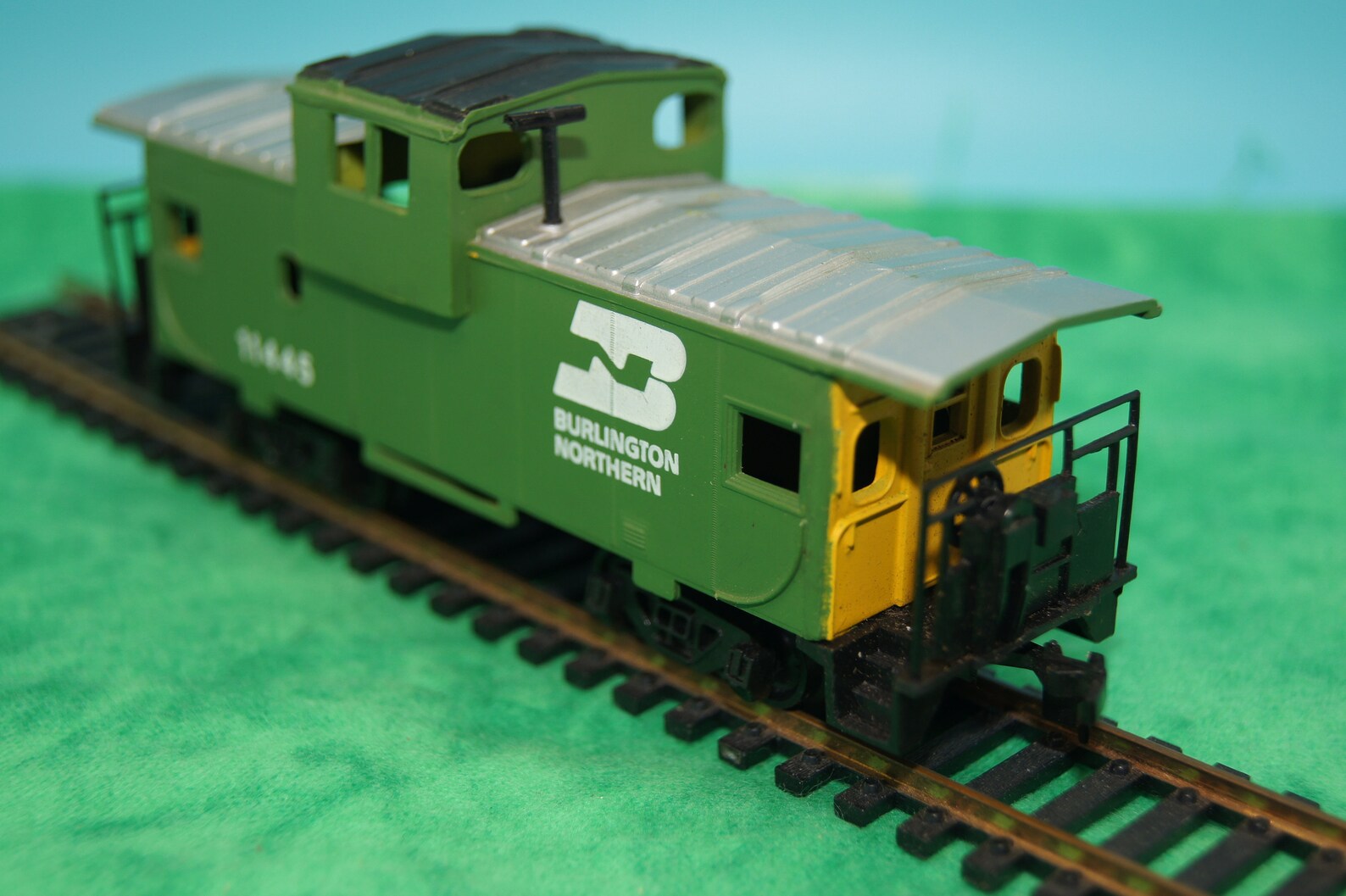 HO Scale Burlington Northern Caboose 11445 by AHM - Etsy