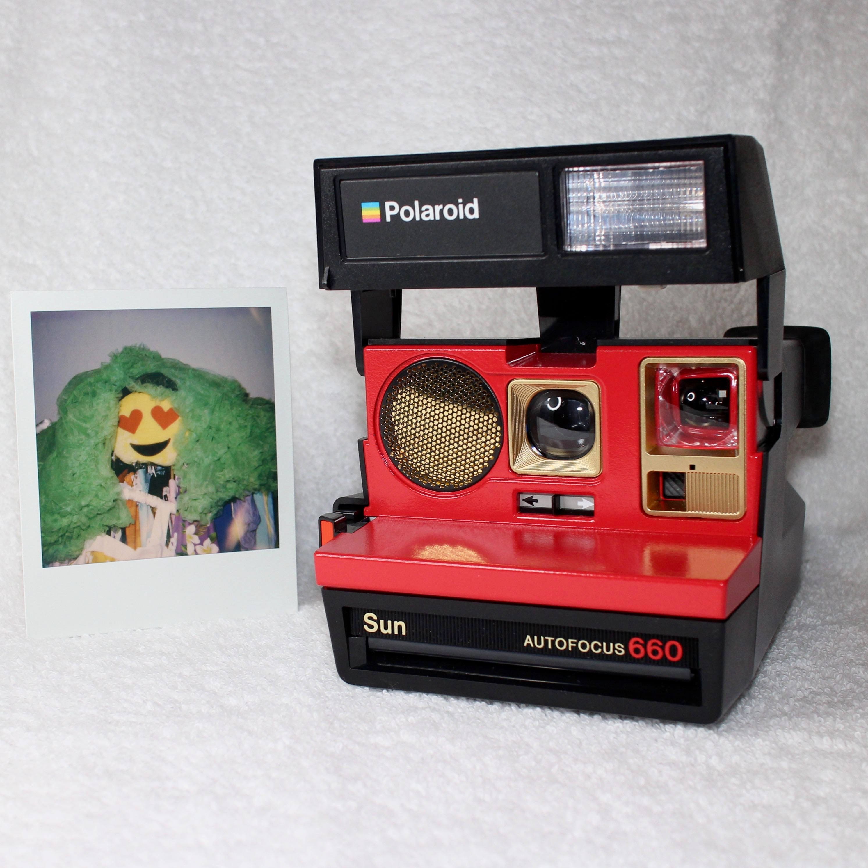 Autofocus Polaroid 660 - cleaned, tested and Upcycled with Red and Gold