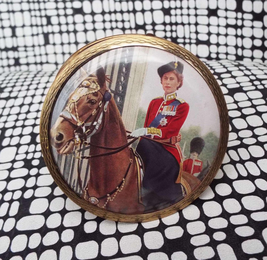 Vintage 1950's Stratton Powder Compact Queen Elizabeth II Riding Horse ...