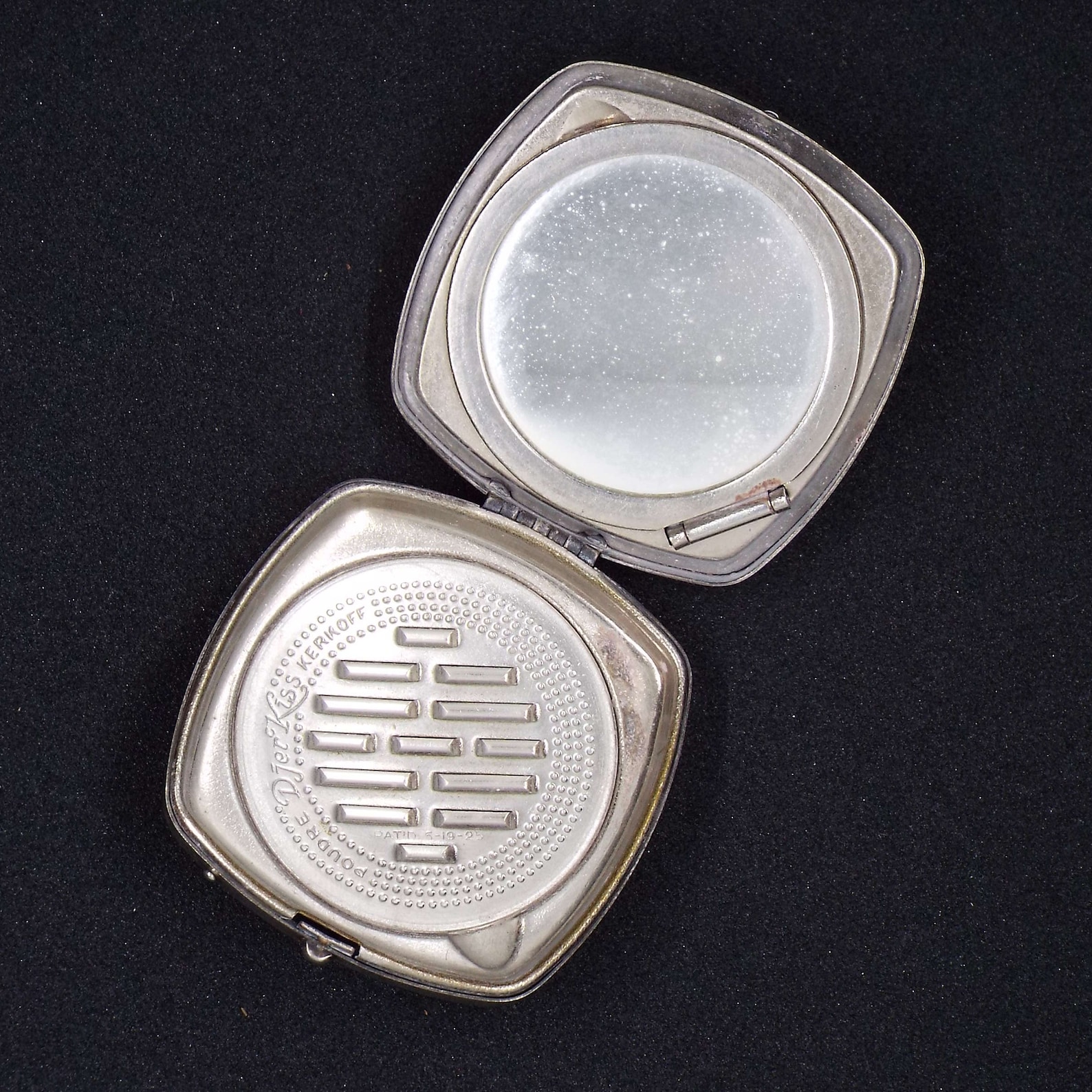 Vintage 1920's Djer Kiss Powder Compact Art Nouveau Kissing Fairies ...