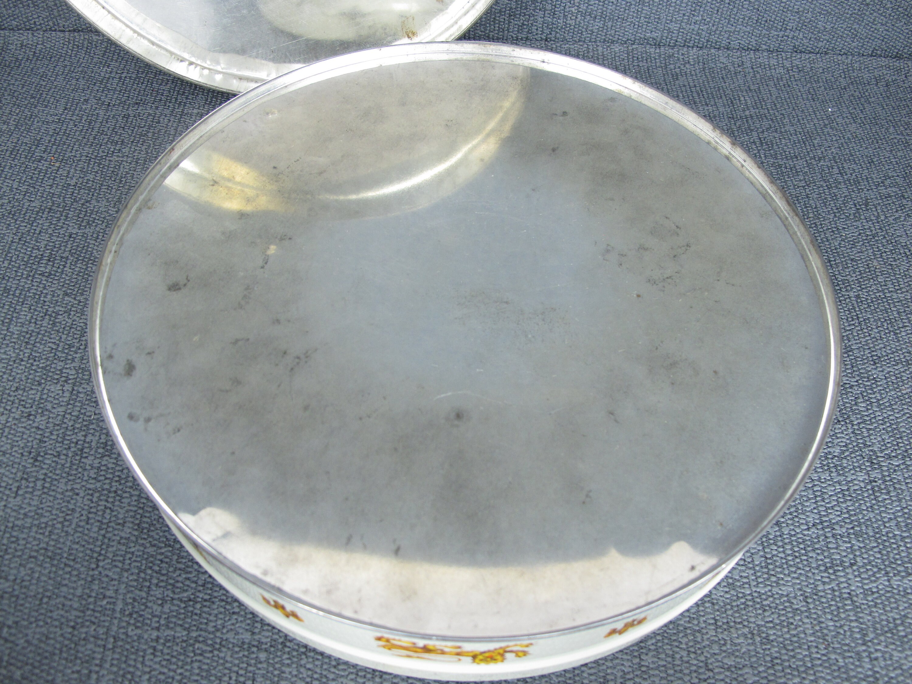 Vintage Round Tin. Lovely Illustration of a Heraldic Knight - Etsy UK