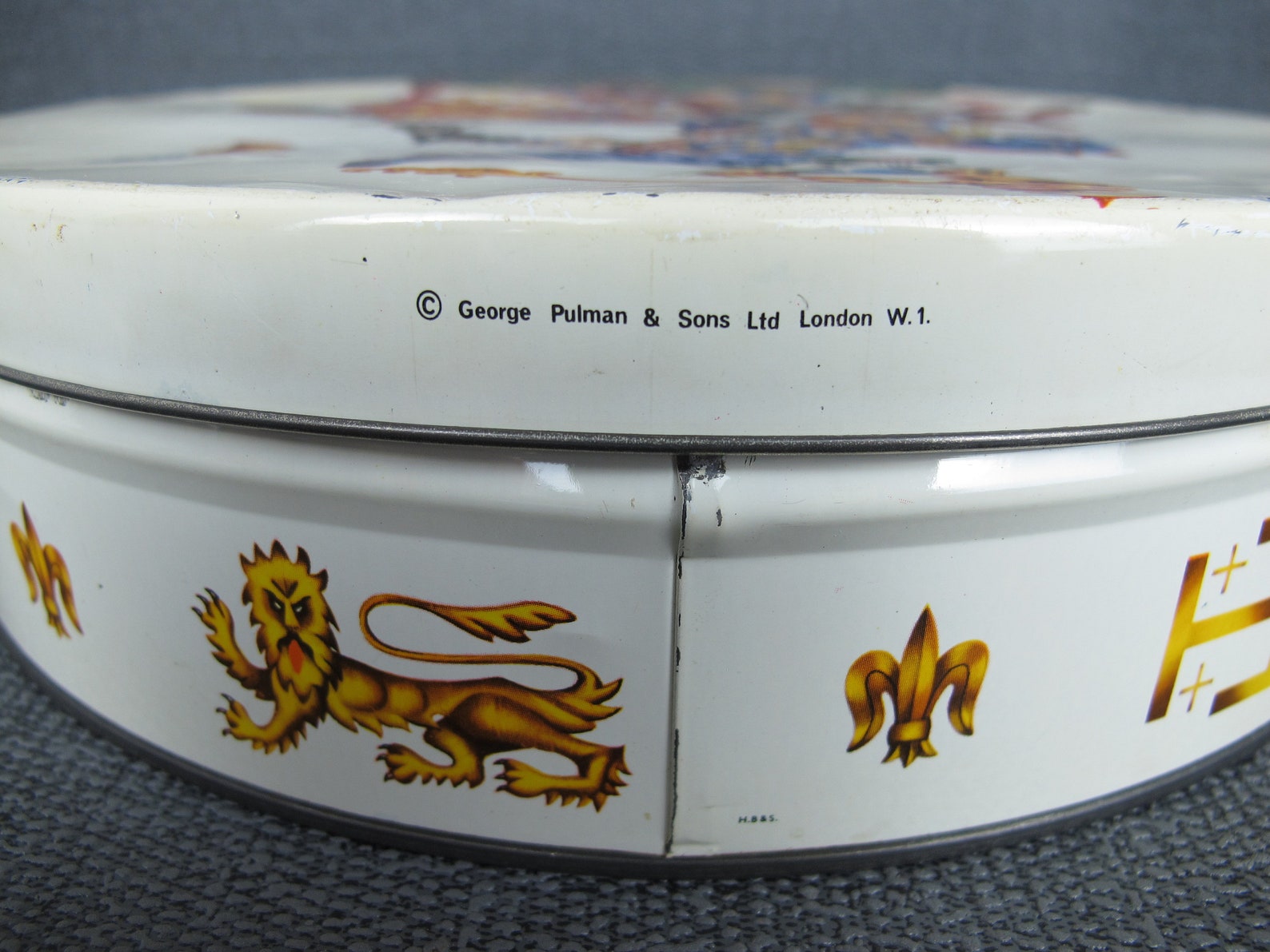 Vintage Round Tin. Lovely Illustration of a Heraldic Knight - Etsy UK