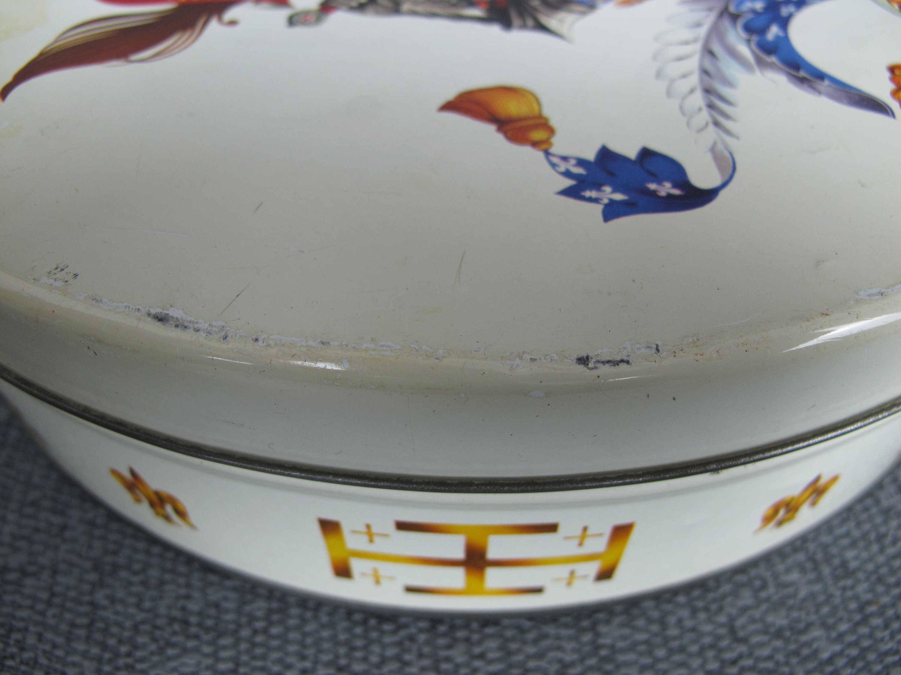 Vintage Round Tin. Lovely Illustration of a Heraldic Knight - Etsy UK