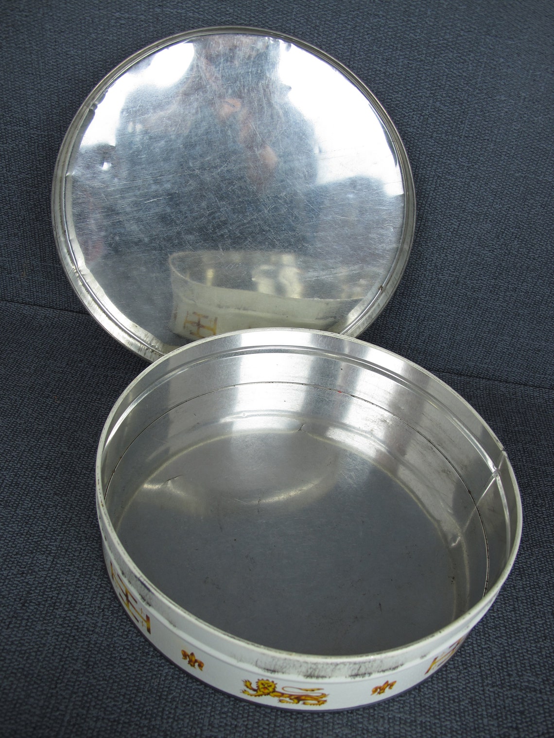 Vintage Round Tin. Lovely Illustration of a Heraldic Knight - Etsy UK